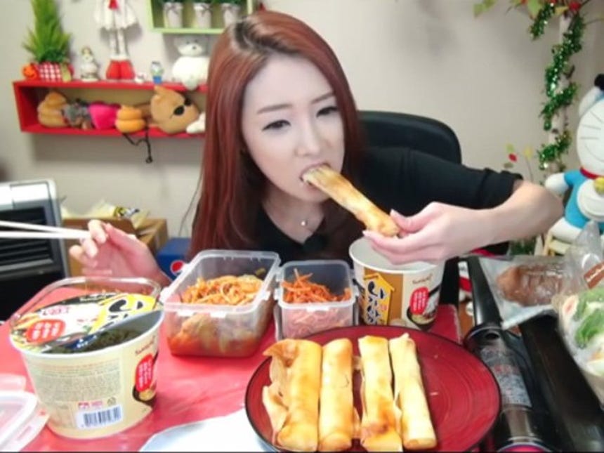 Mukbang, el fenómeno coreano de comer frente a una webcam