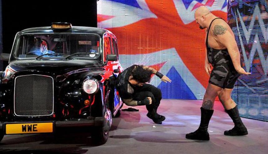 WWE: Big Show aplicó la garra y castigó a Roman Reigns contra un automóvil