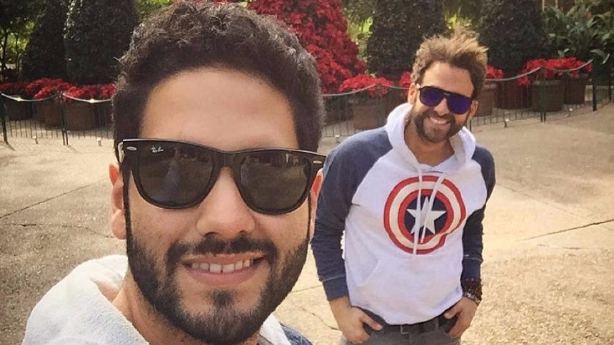 Peluchín y su novio Sean posan juntos en la portada de una revista local
