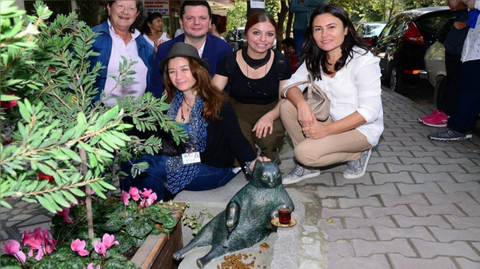 Facebook: inauguran una estatua en honor de Tombili, el gato más ...
