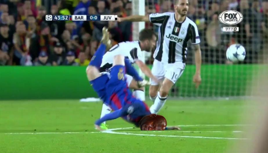 Lionel Messi continúa siendo víctima de memes por su dura caída en ...