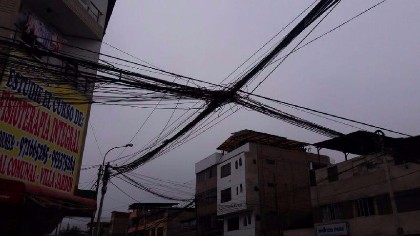 VMT: Cables enredados generan preocupación y alertan a vecinos