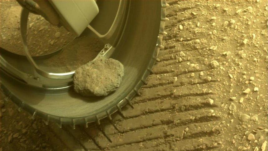 Marte: Rover Perseverance tiene una roca en sus ruedas