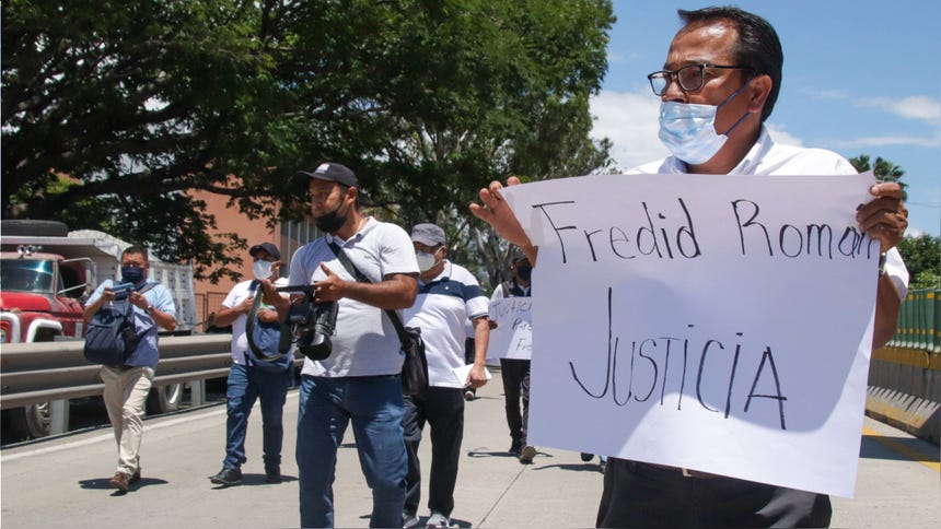 México: Grupos de personas se manifestaron por asesinato del periodista ...