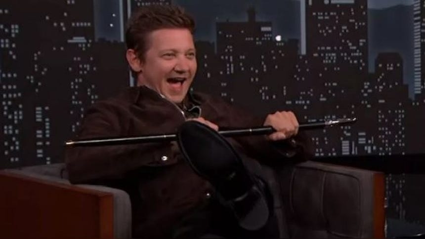 Jeremy Renner camina y baila con un bastón tras accidente con máquina ...