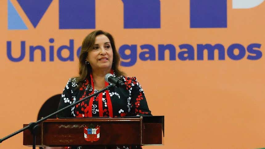Dina Boluarte anuncia que retirarán a profesores que enseñen ...