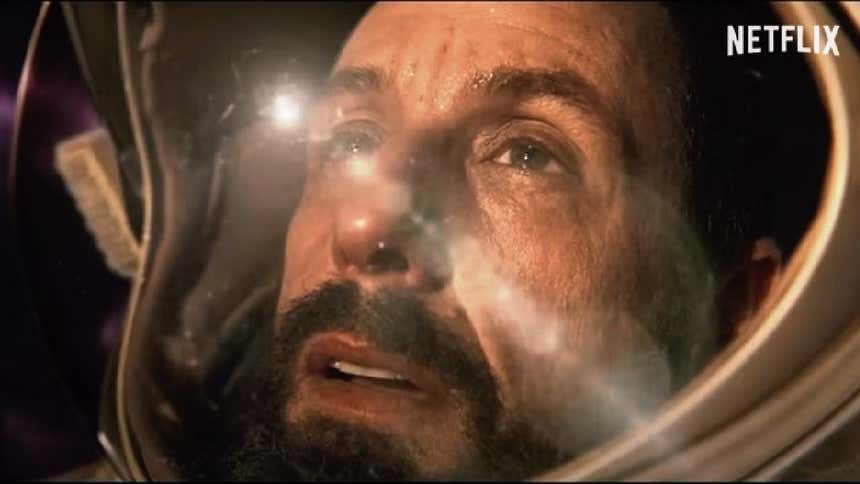 Adam Sandler recibe ayuda emocional de una araña espacial: mira el ...