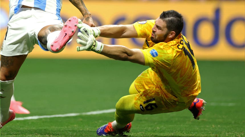 ¿Quién es Maxime Crépeau, arquero de Canadá que se lució ante Argentina ...