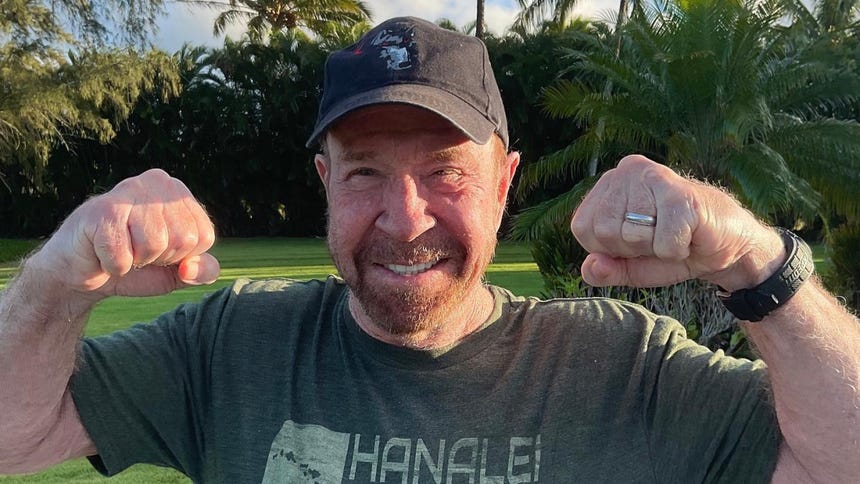Chuck Norris impresiona levantando 240 kilos a sus 84 años [VIDEO]