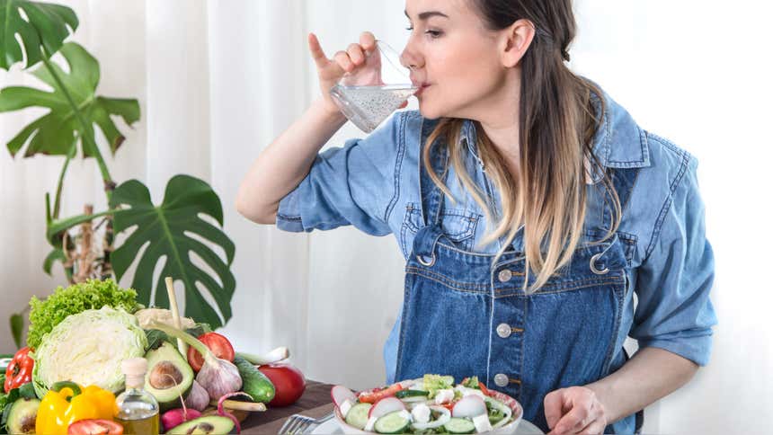 ¿Es malo beber agua durante las comidas porque afecta la digestión?