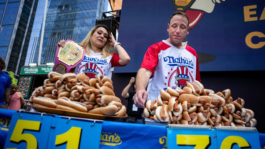 EEUU: Joey Chestnut y Miki Sudo arrasaron en concurso anual de comer ...