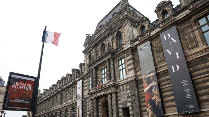 Dos sospechosos son detenidos por el robo de joyas en el Louvre; uno de ...