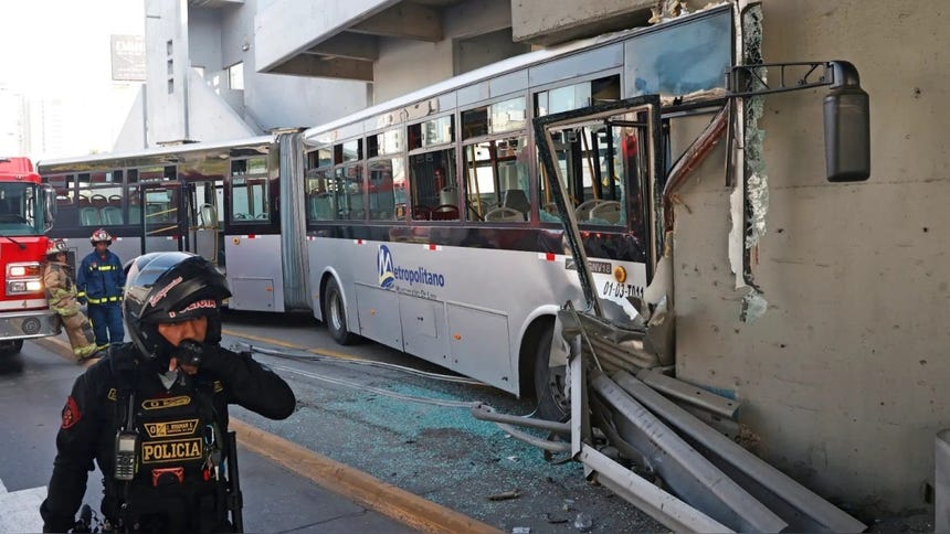 Accidente del Metropolitano: bus chocó contra la estructura del puente ...