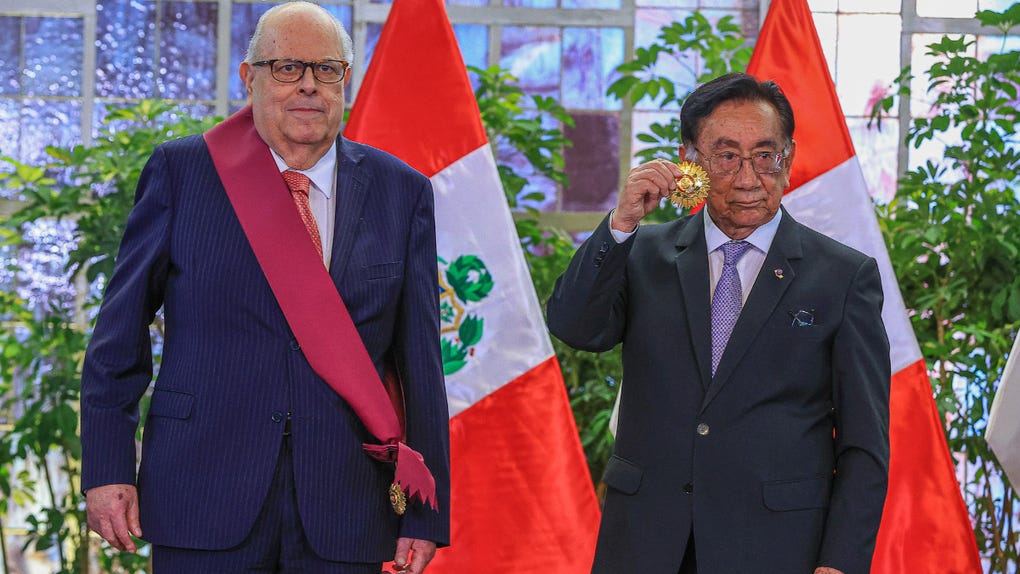 Julio Velarde presidente del BCRP es condecorado con Orden El Sol del ...